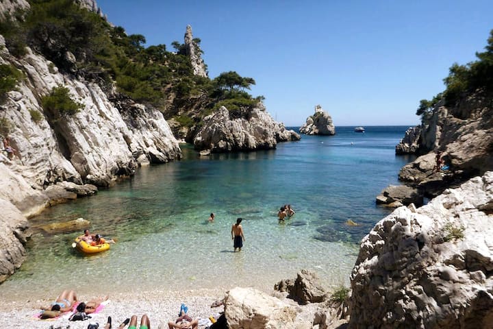 T2 Proche Calanques
Clim Wifi Parking Privatif - Marseille