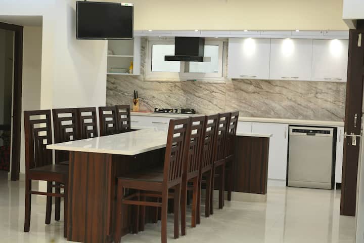 Luxurious 3 Bedroom Penthouse With Free Parking - Hyderabad