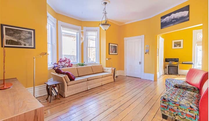 Large Comfy Room - London, ON, Canada