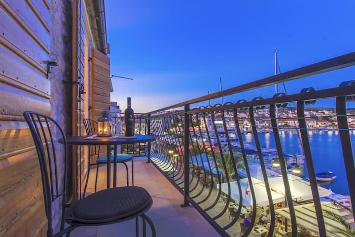 Homely Spacious Beachfront Stone House - Primošten