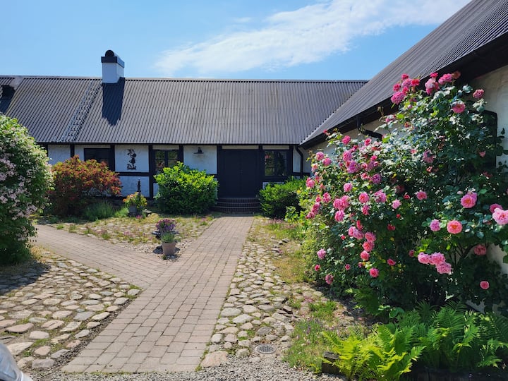 Charmigt Boende I Vacker Skånelänga Nära ÖSterlen - Sjöbo