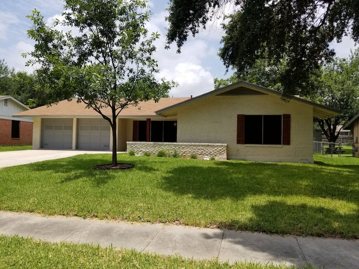 Beautiful 4 Bedroom House, Near Airport. - San Antonio, TX