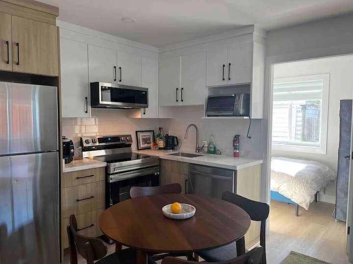 Cozy Sunlit 2 Bedroom & Den Laneway! - Vancouver