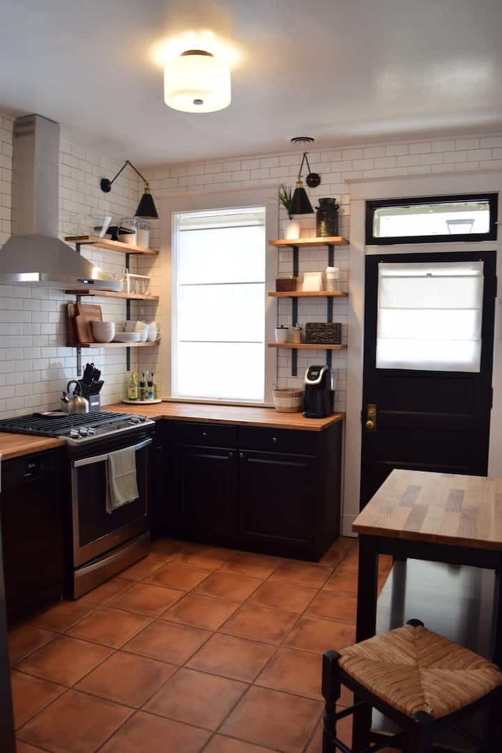 Spanish Modern Near Hospitals & Botanical Gardens - Saint-Louis, MO