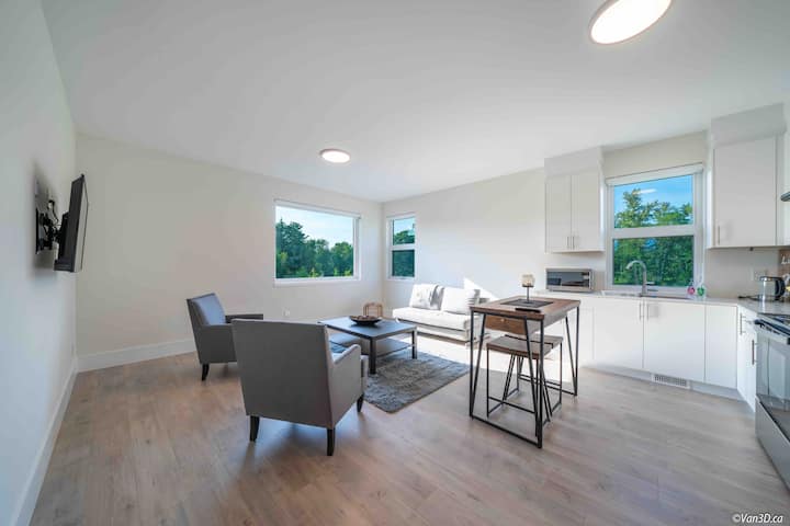 Adorable 2 Bedroom Guesthouse With Free Parking - Langley, BC