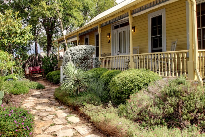 Gruene's Yellow Haus (Walk To Gruene Hall) - New Braunfels, TX