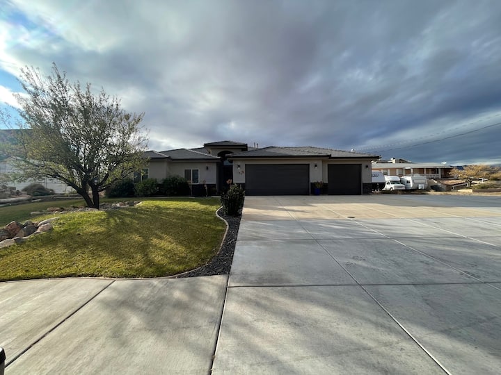 Spacious Home With Pool Spa. 25 Min To Zion Nat. - La Verkin, UT