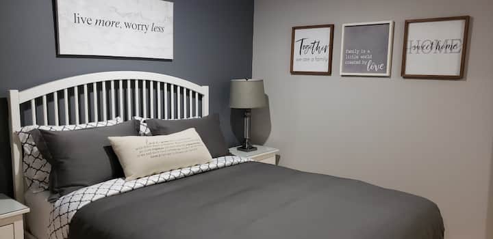 4. Grey Newly Renovated - Queen - Oakville