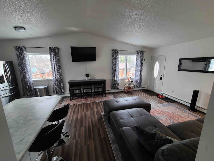 Top Floor Townhouse, City View, Walkable, Wifi. - Fairbanks, AK