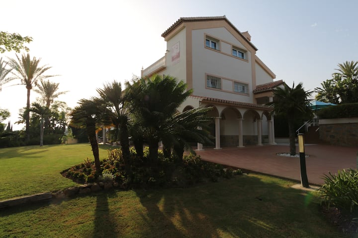 Beautiful Family Home Walking Distance To The Beach - Marbella
