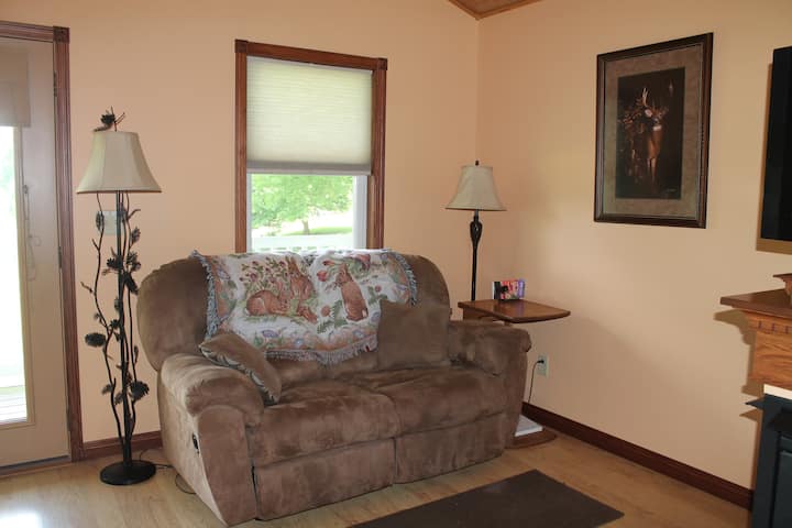 Falls Kiss Country Cottage At Garden Gate - Berlin, OH