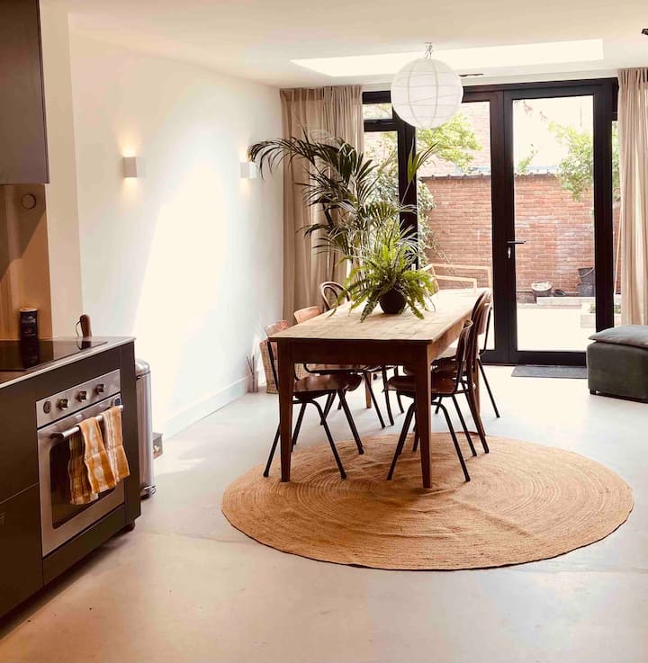 Lovely Ground Floor Apt With Garden On A Canal! - Amsterdam