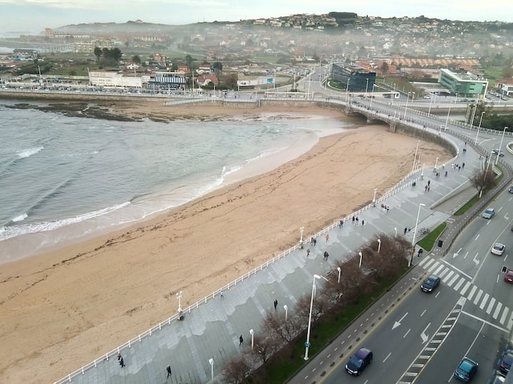 En Primera Linea De Playa. Con Vistas Al Mar - Gijón