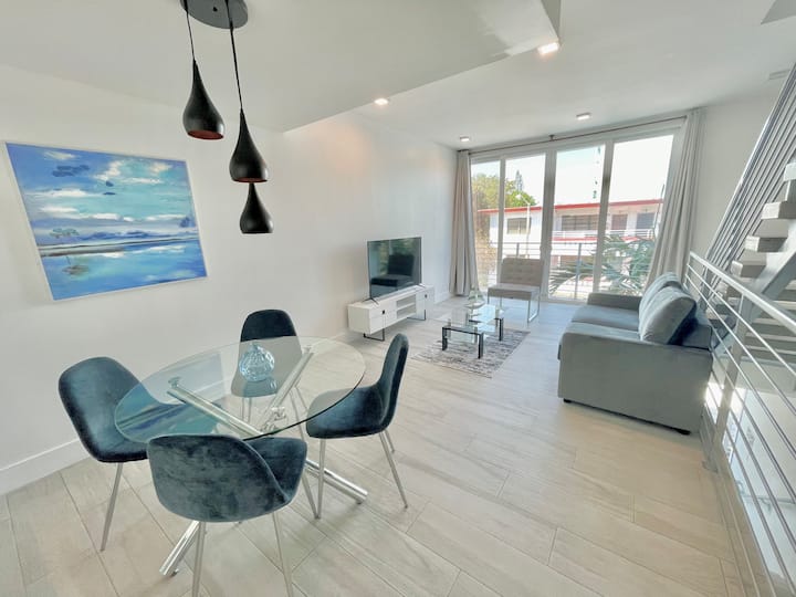 *Walk To Beach* Private Hot Tub* Rooftop Terrace* - Surfside, FL