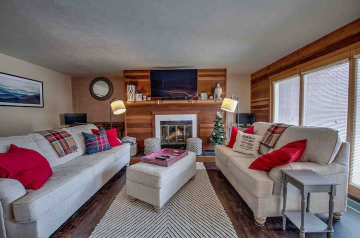 Silverthorne Condo With Mtn Views, Pool, & Hot Tub - Silverthorne, CO