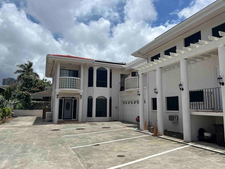 Central Honolulu Home: Explore With Ease - Honolulu