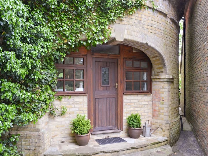 The Water Tower, 2 En-suite Bedrms, Patio, Parking - Kent