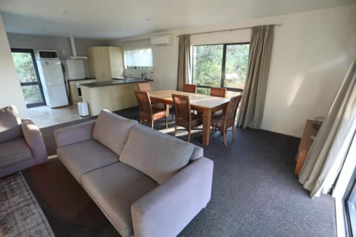 "The Poplars"  Stylish Deluxe Home From Home - Culverden