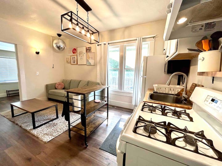 Charming Getaway | Cozy 2br Near It All - Boise, ID