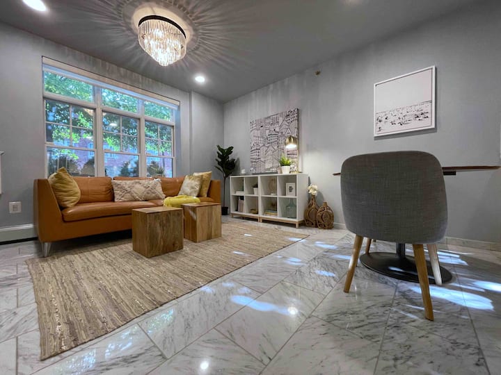 New Lux Nyc Condo! Media Room+ Huge Yard! - ニューヨーク