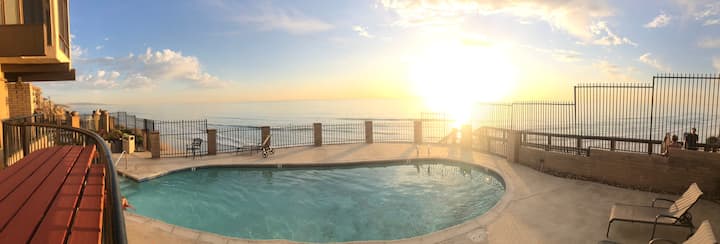 Ocean Views/ Jacuzzi / Heated Pool/ Beach Access - Del Mar, CA