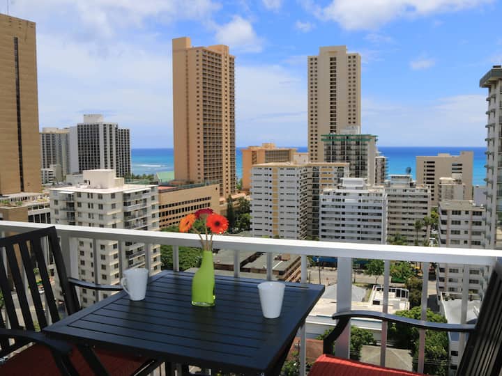 Waikiki 2br Condo, Walk To Beach, Free Parking - Honolulu, HI