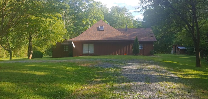 Red Hill House With 5 Bedrooms Private Area - Big Island, VA