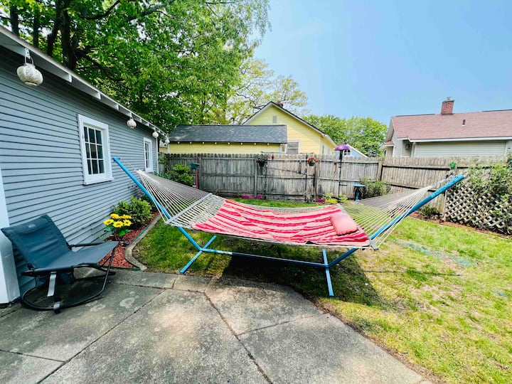Garden Oasis Near Lakes | Fire Pit, Grill & Porch - Muskegon, MI