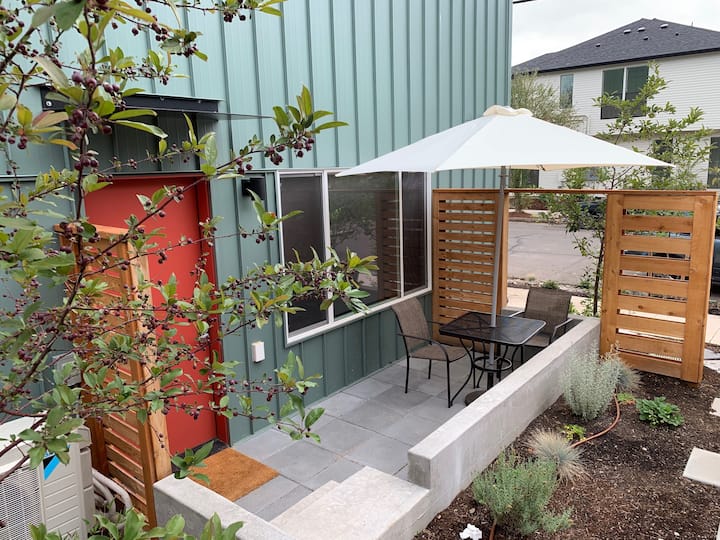 Unit F - Hotel Style Studio Apartment - Portland, OR