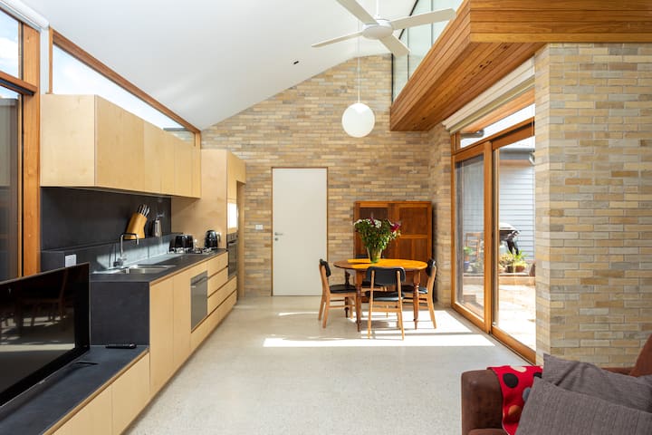 Oikos: A Sunny Self-contained Unit In Coburg - メルボルン