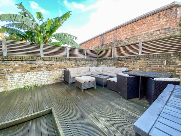 Rare Find! !Sun Drenched Patio! 2bed Both En-suite - London