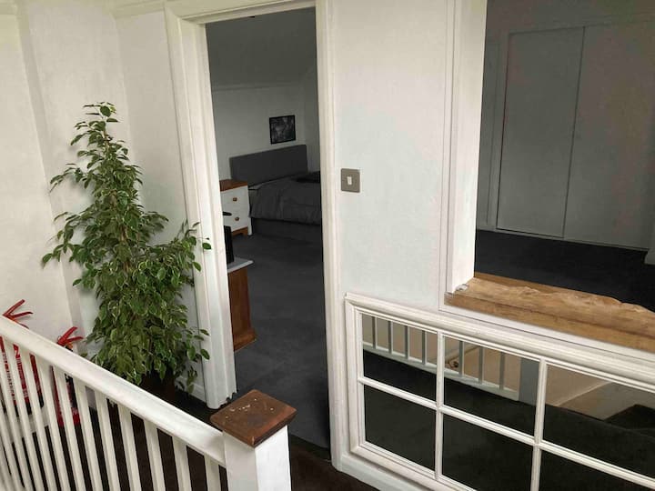 Second Floor Studio Flat - Cheam Village - Surbiton