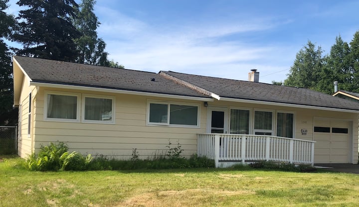 My Cousin’s Place Alaska—sunny 2 Bed/1.5 Bath Home - Anchorage, AK
