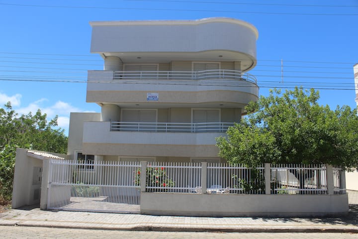 Apartamento 02 Ed. Araúna. Praia De Mariscal - Bombinhas