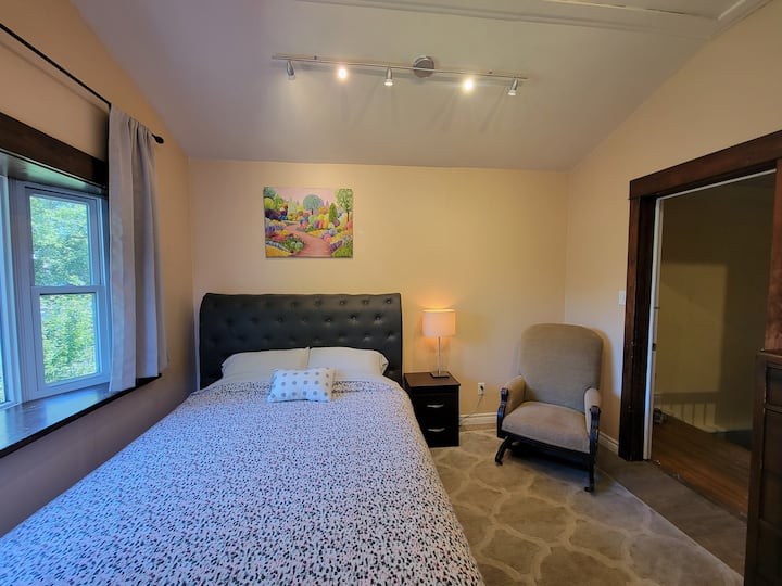 Cute Room In The Coolest Hood! - カナダ ハミルトン