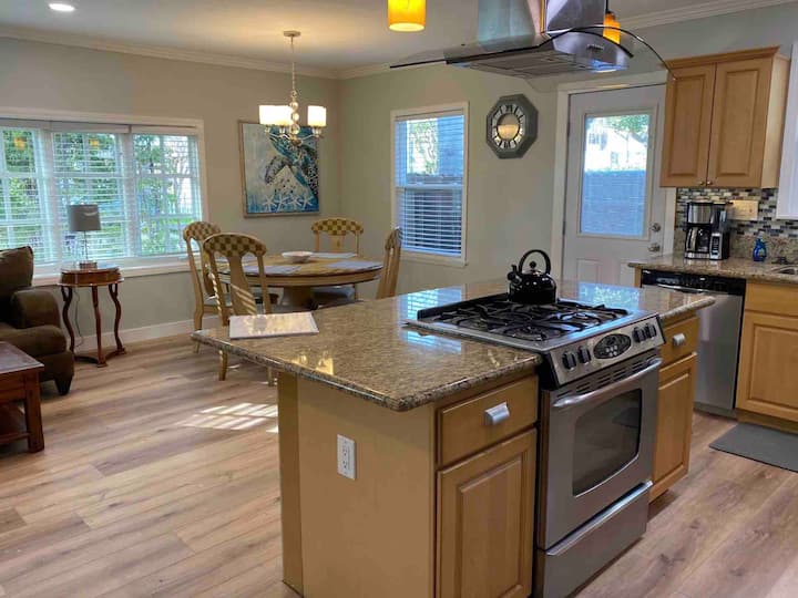 Gorgeous Long Beach Bungalow (No Smoking) - Long Beach, CA