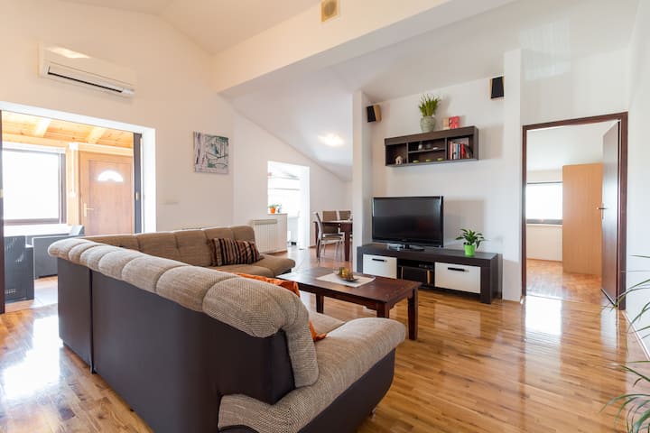 Rustic Dream Apartment For 5 - Pola