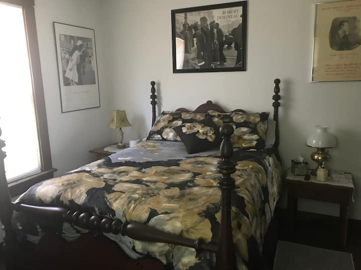 Charming Victorian Guest Room - Gardiner, NY
