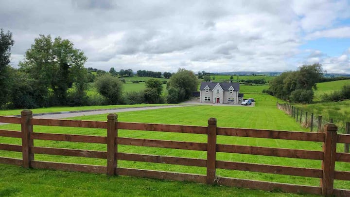 Peaceful 5-bedroom Country Home With Hot-tub - Omagh