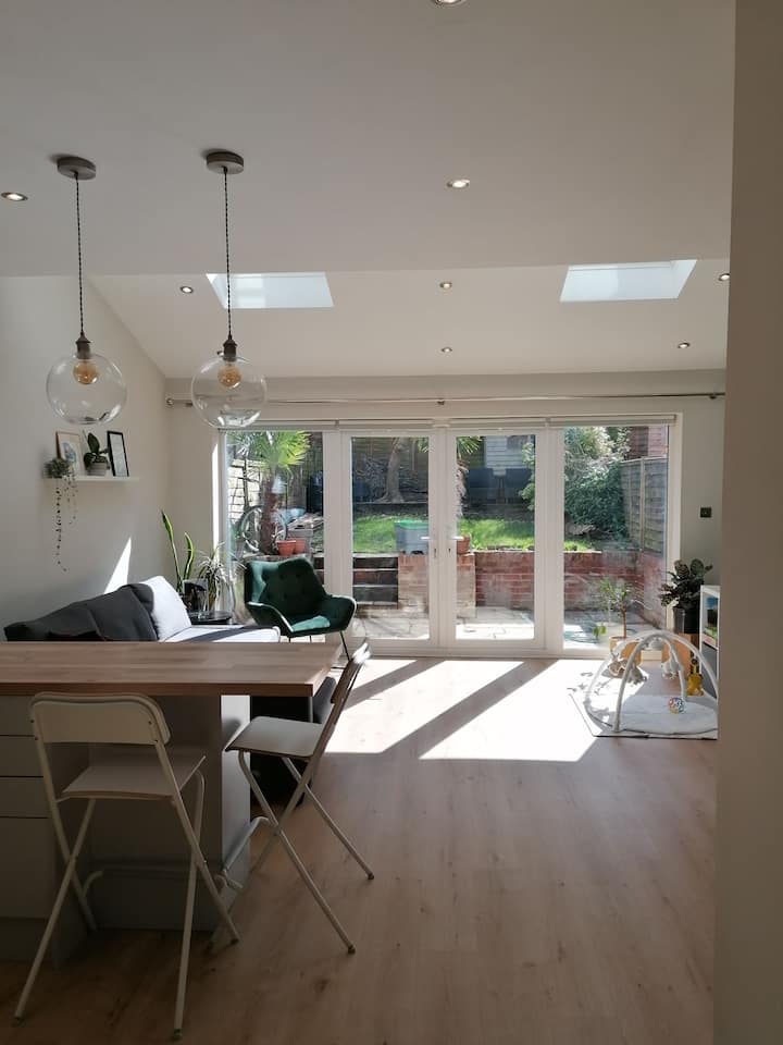 Spacious Open-plan 4 Bedroom House - Twickenham