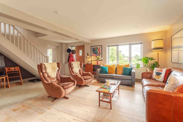 Norfolk Hot Tub Pond Views Midcentury-modern Home. - Downham Market