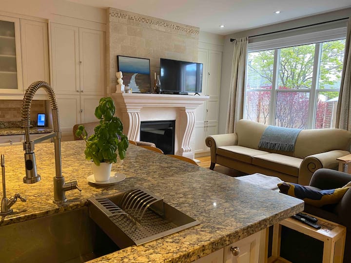 Entire Home In The Beaches - Toronto, ON