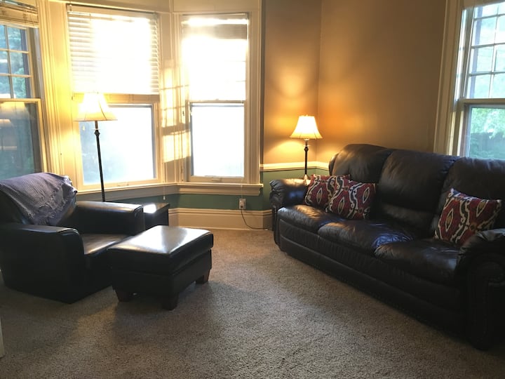 Centrally-located Cedar Rapids Apartment - Unit 2 - Cedar Rapids, IA