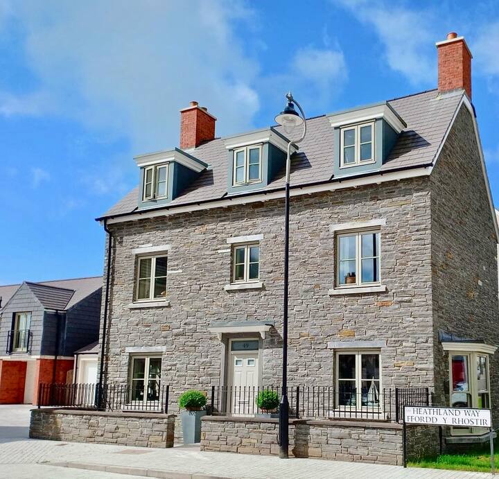 "Magnifique Maison, Lit 'King Size' Et Salon" - Port Talbot