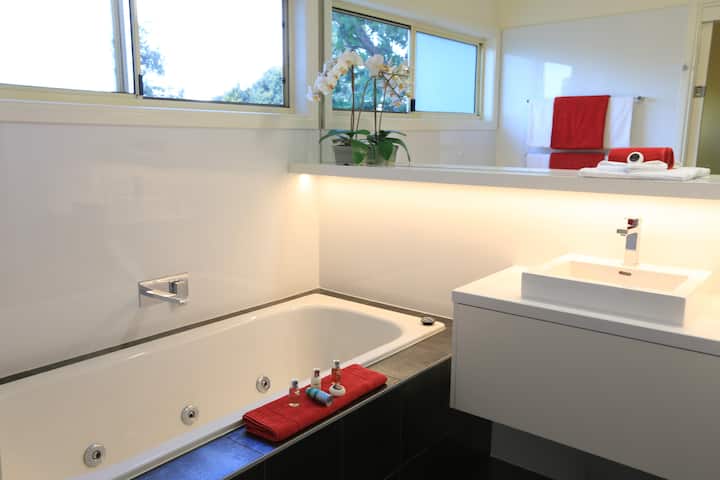 Driftwood - Spa Cottage For Two - Gippsland