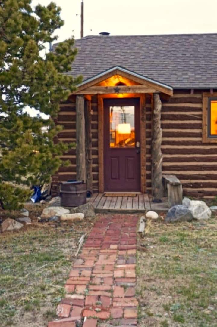 Log Cabin Very Walkable - 30+ Day Rental - Colorado