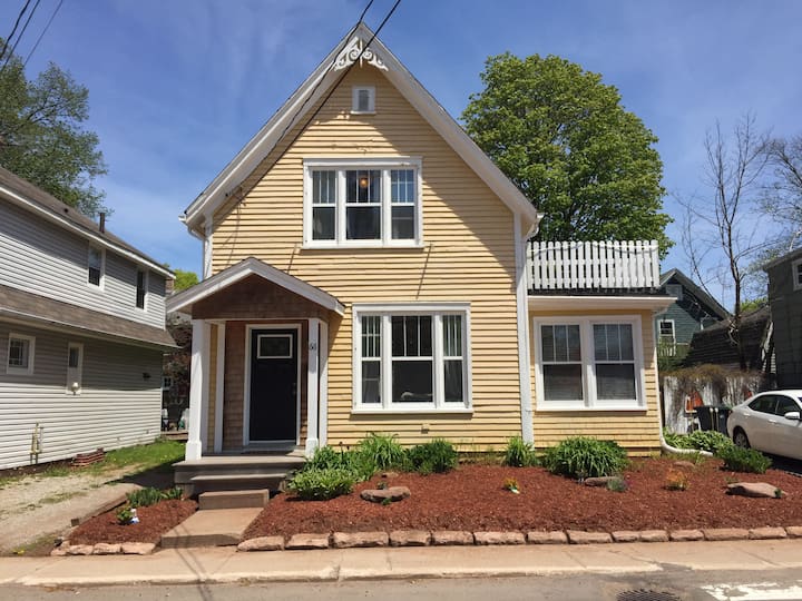 The Yellow House On Walthen - シャーロットタウン