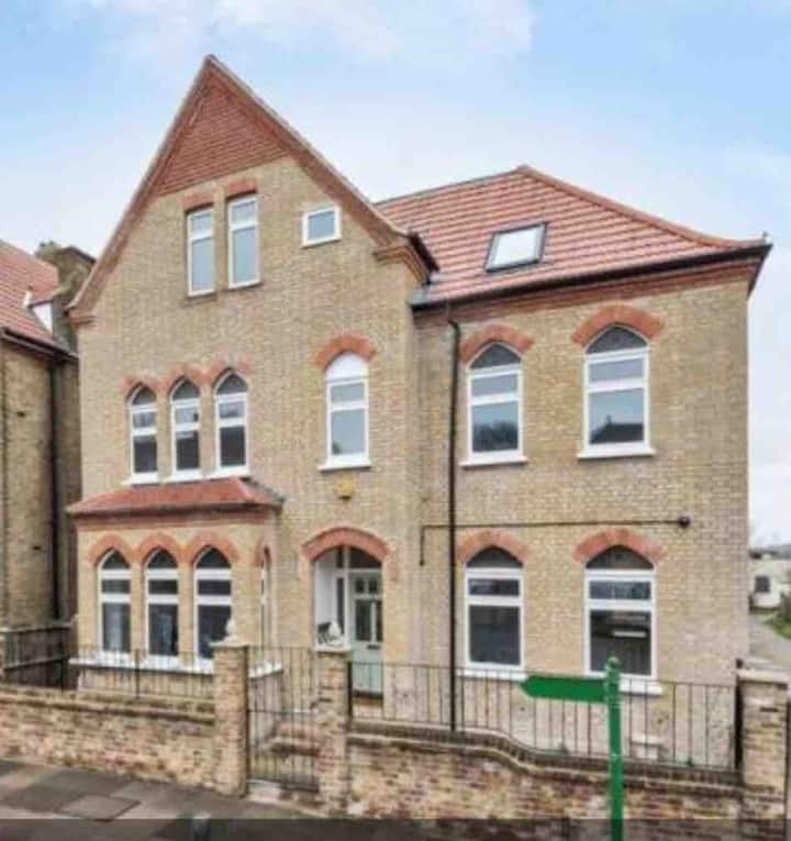 Beautiful & Luxurious 6 Bedroom Home In London - 布羅姆利
