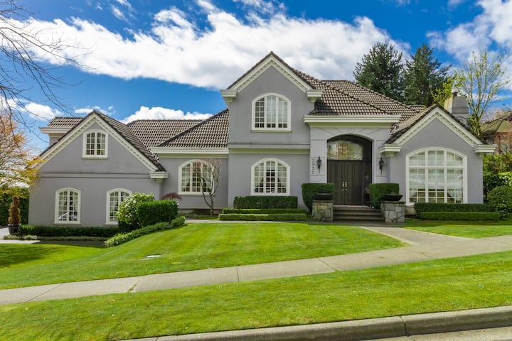 Beautiful Luxury Home With Huge Garden - Coquitlam