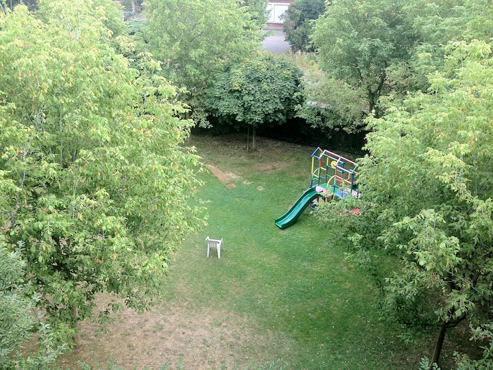 Agréable Appartement Avec Balcon Et Jardin - Bruselas, Bélgica